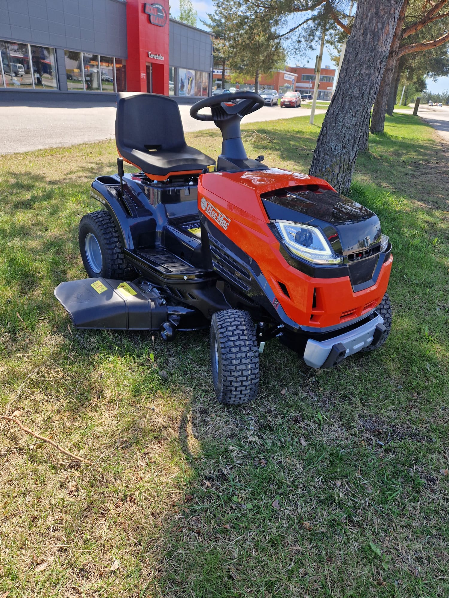 Ajettava ruohonleikkuri Oleo-Mac 99 L/12,5 K M + raivaussaha kaupan päälle | Ajoleikkurit | Kone ...