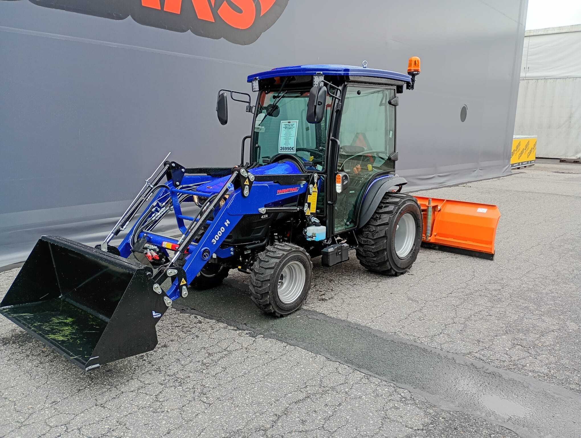 Farmtrac 26 HST traktori 4WD kuormaajalla, ohjaamolla ja perälevyllä ...