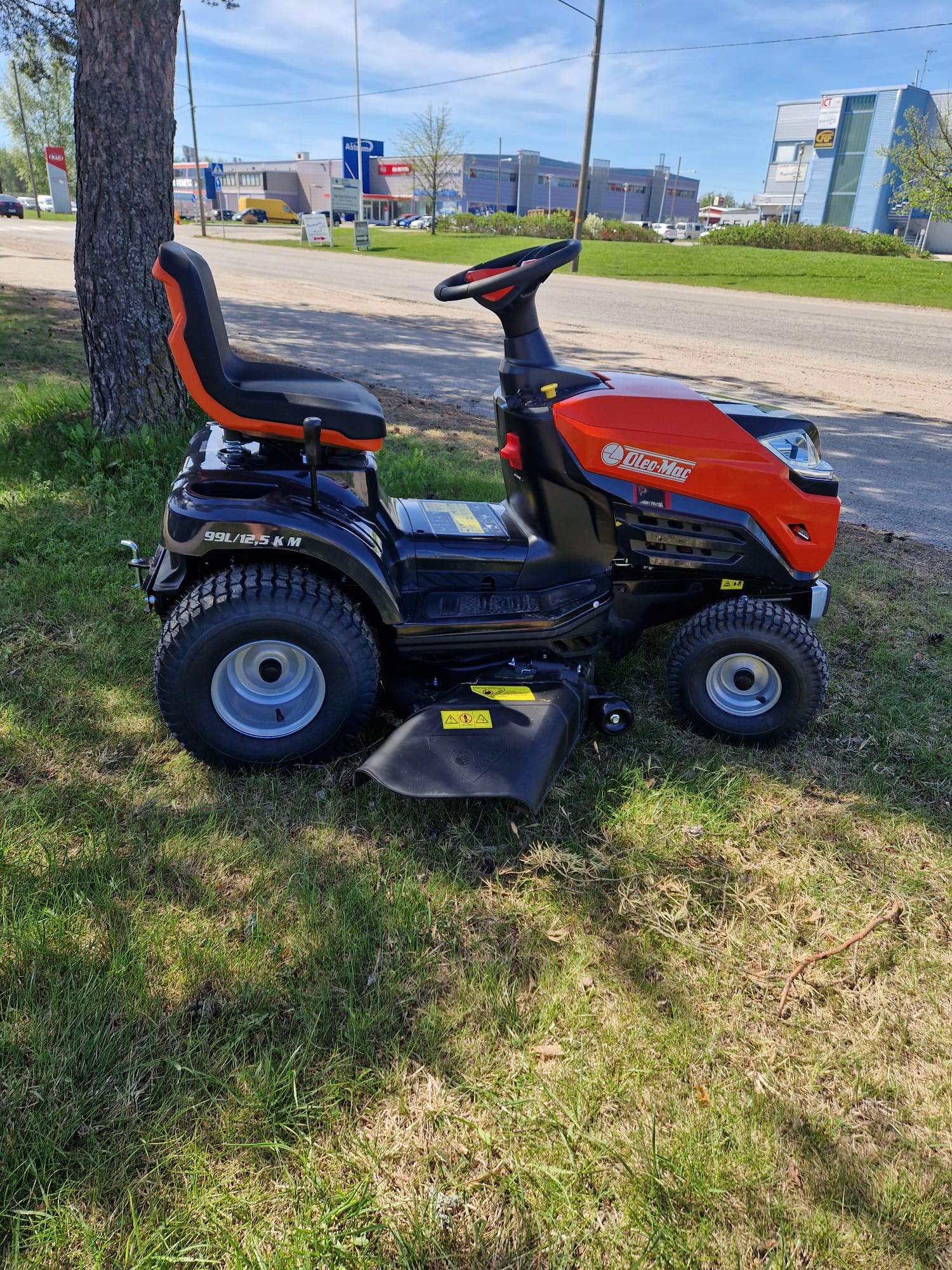 Ajettava ruohonleikkuri Oleo-Mac 99 L/12,5 K M + raivaussaha kaupan päälle | Ajoleikkurit | Kone ...