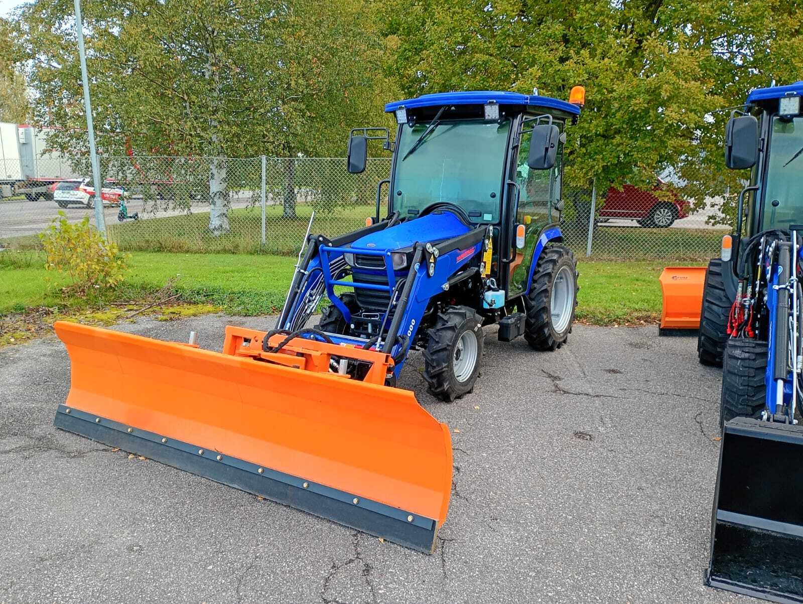 Farmtrac 26 traktori 4WD ohjaamolla ja etukuormaajalla ja puskulevyllä ...