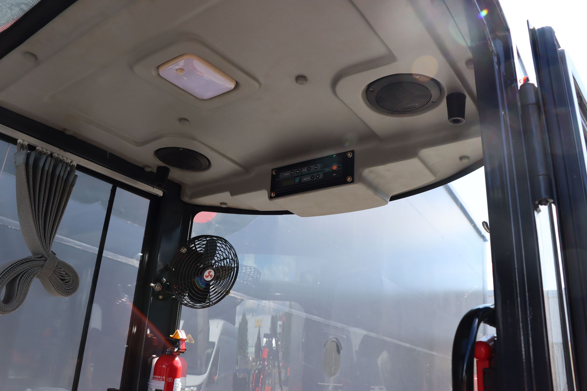 Testikäytetty hytillinen kaivinkone Moonsun MN12