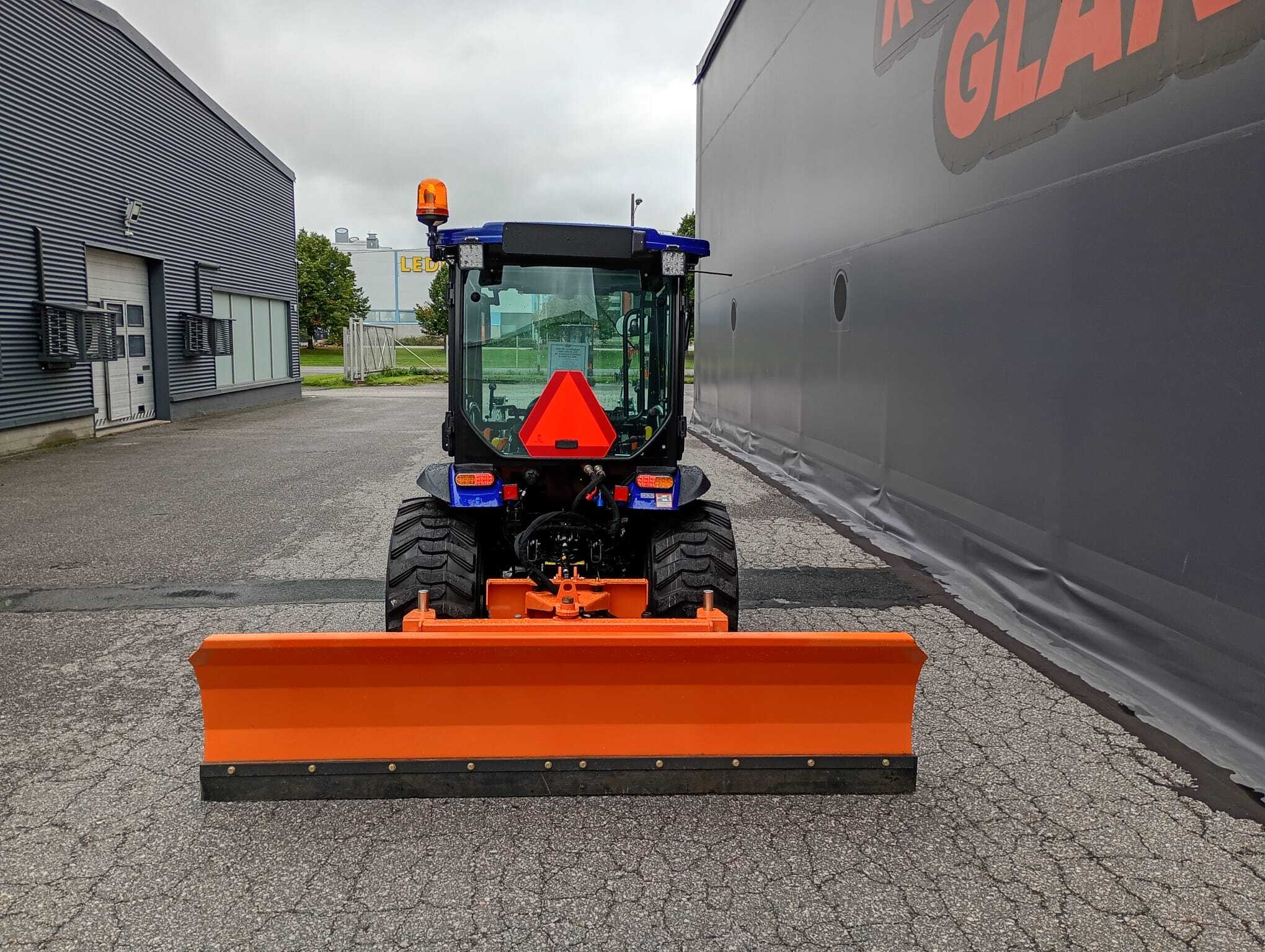 Farmtrac 26 HST traktori 4WD kuormaajalla, ohjaamolla ja perälevyllä ...