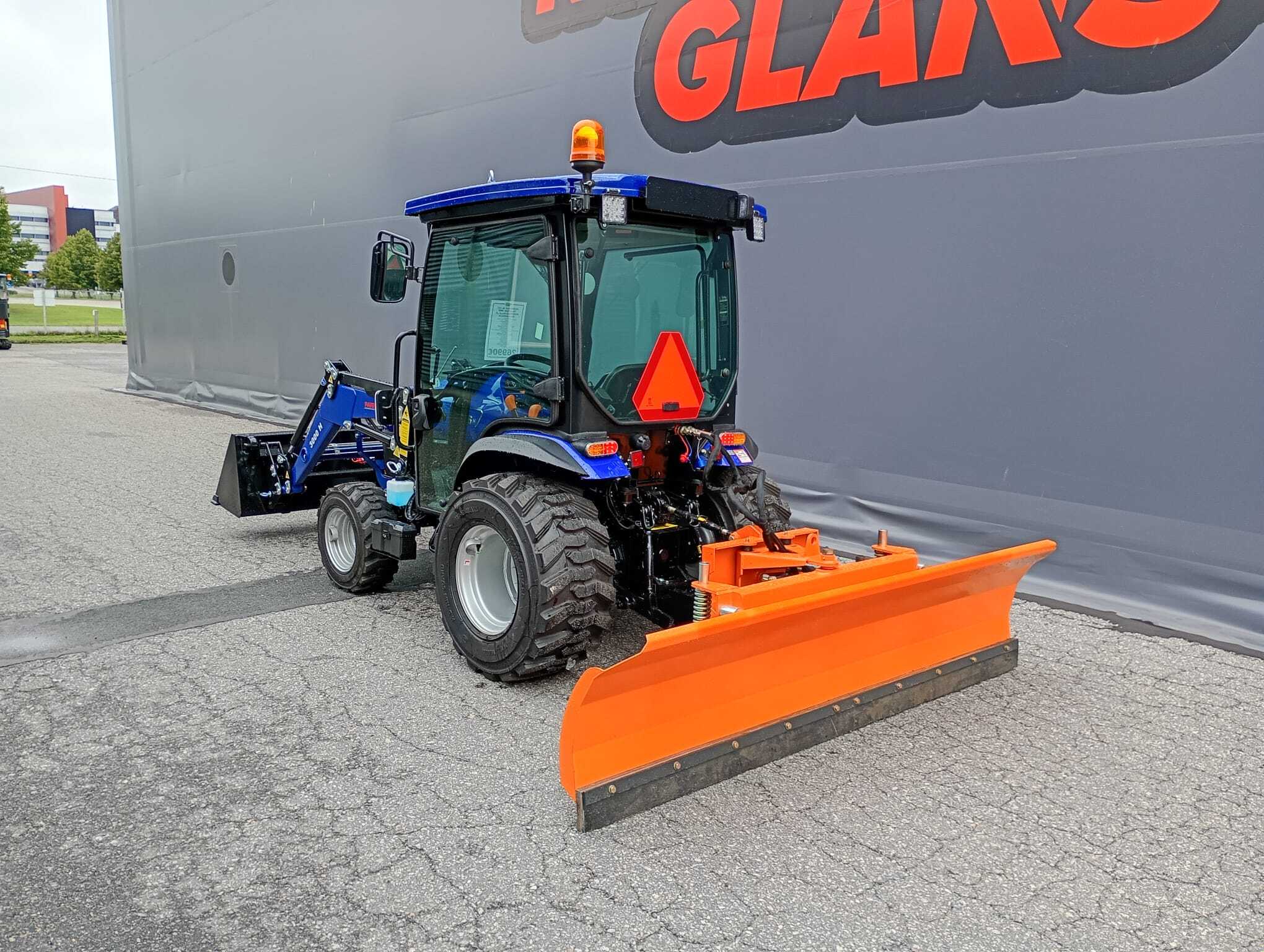 Farmtrac 26 HST traktori 4WD kuormaajalla, ohjaamolla ja perälevyllä ...